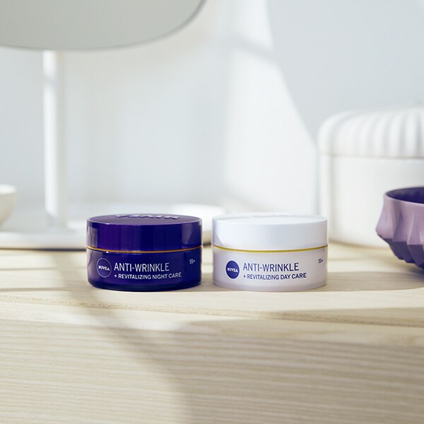 Комплект: Нощен крем против бръчки Nivea + Revitalization: 55+, 50 мл ...