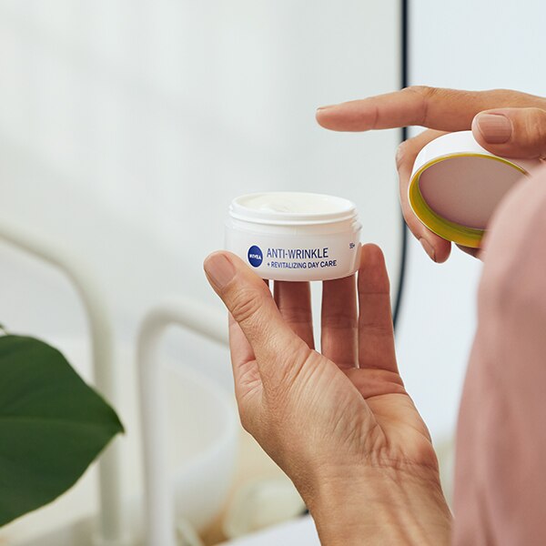 Комплект: Нощен крем против бръчки Nivea + Revitalization: 55+, 50 мл ...