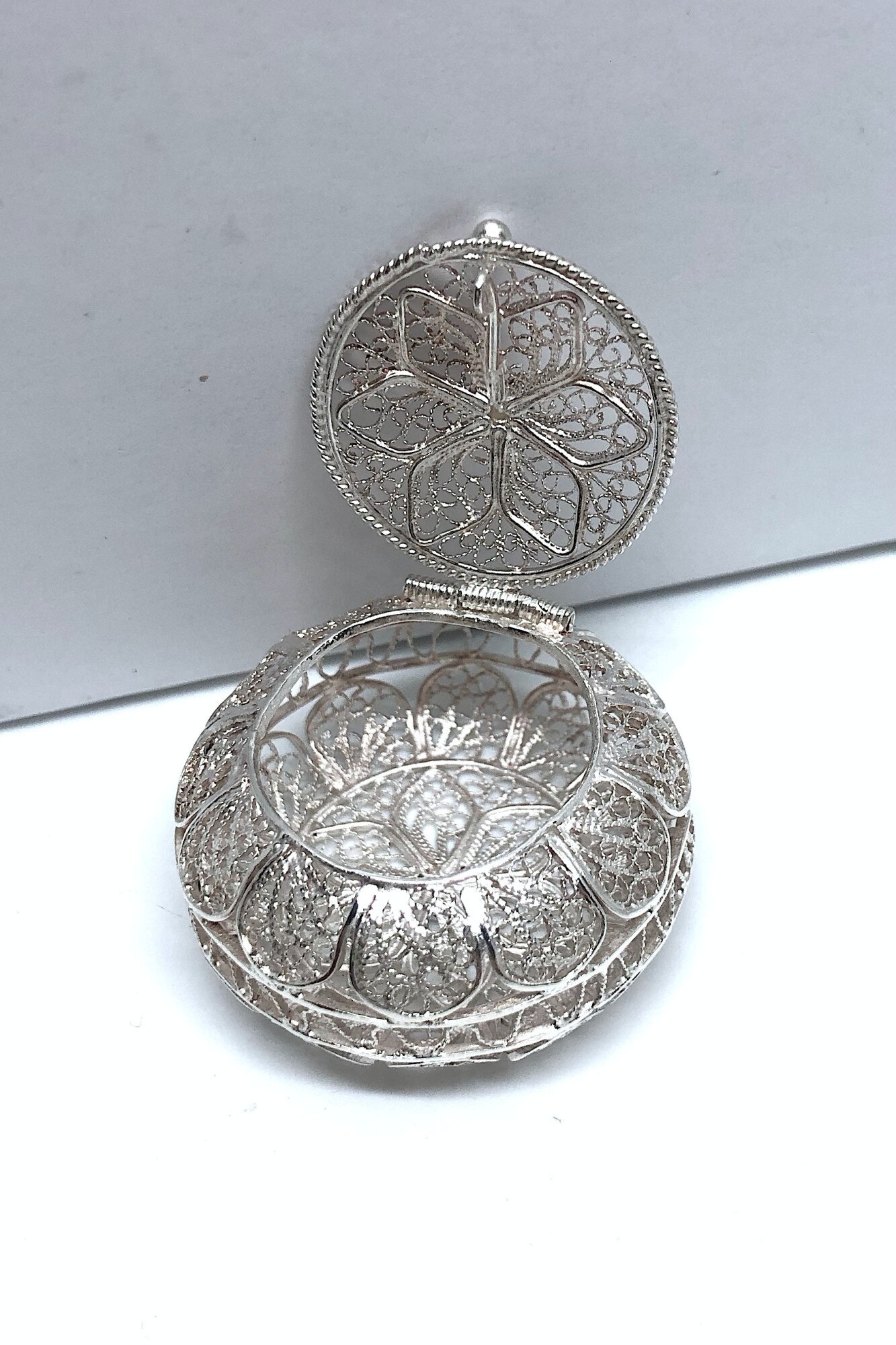 Cutiuta din Argint 925, in forma rotunda, lucrata manual, argintie, 3.5 ...