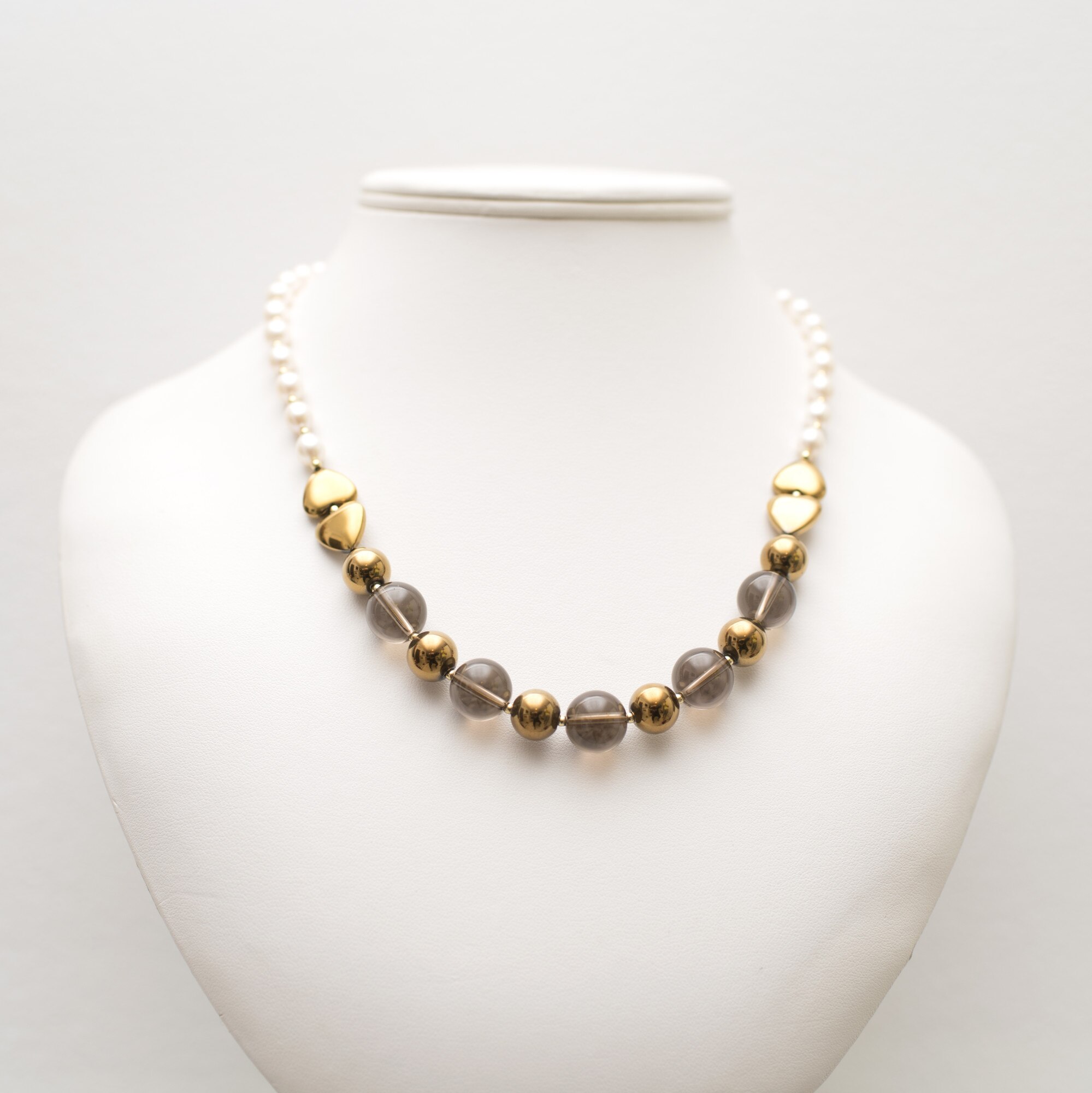 Colier cuart fumuriu 12 mm, hematit auriu colorat sfera si inima ...