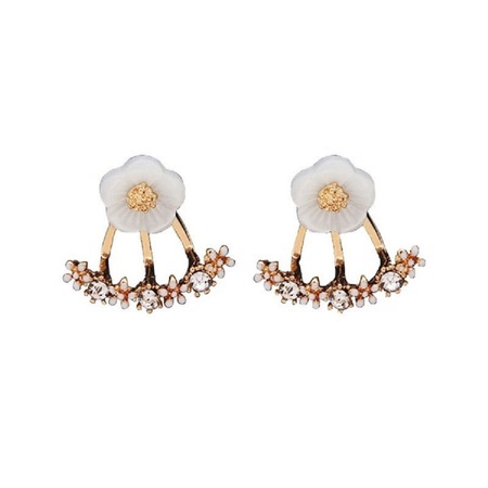 Cercei Floare alba eleganta si delicata - eMAG.ro