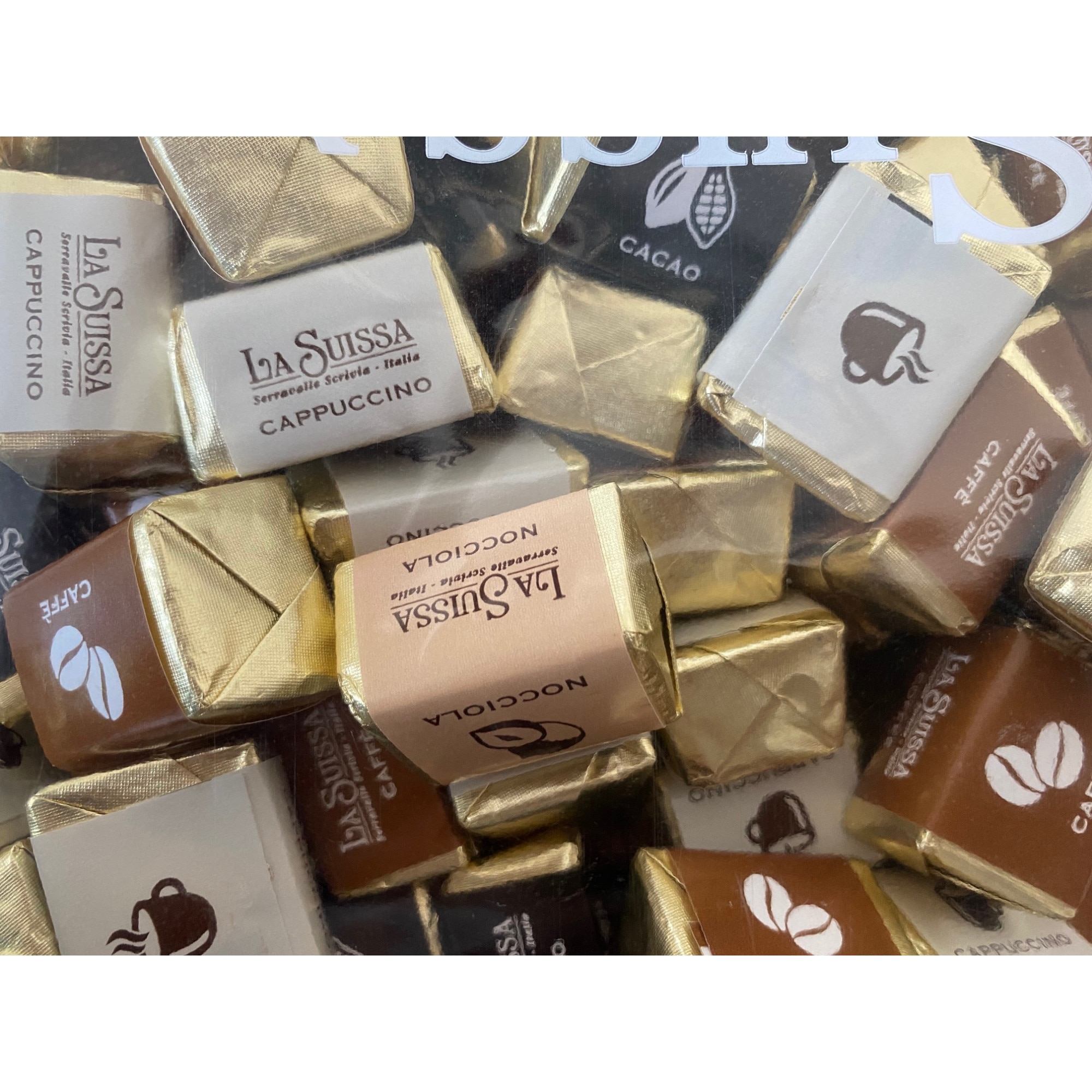 Praline asortate de ciocolata umplute cu crema de cacao, alune, cafea ...