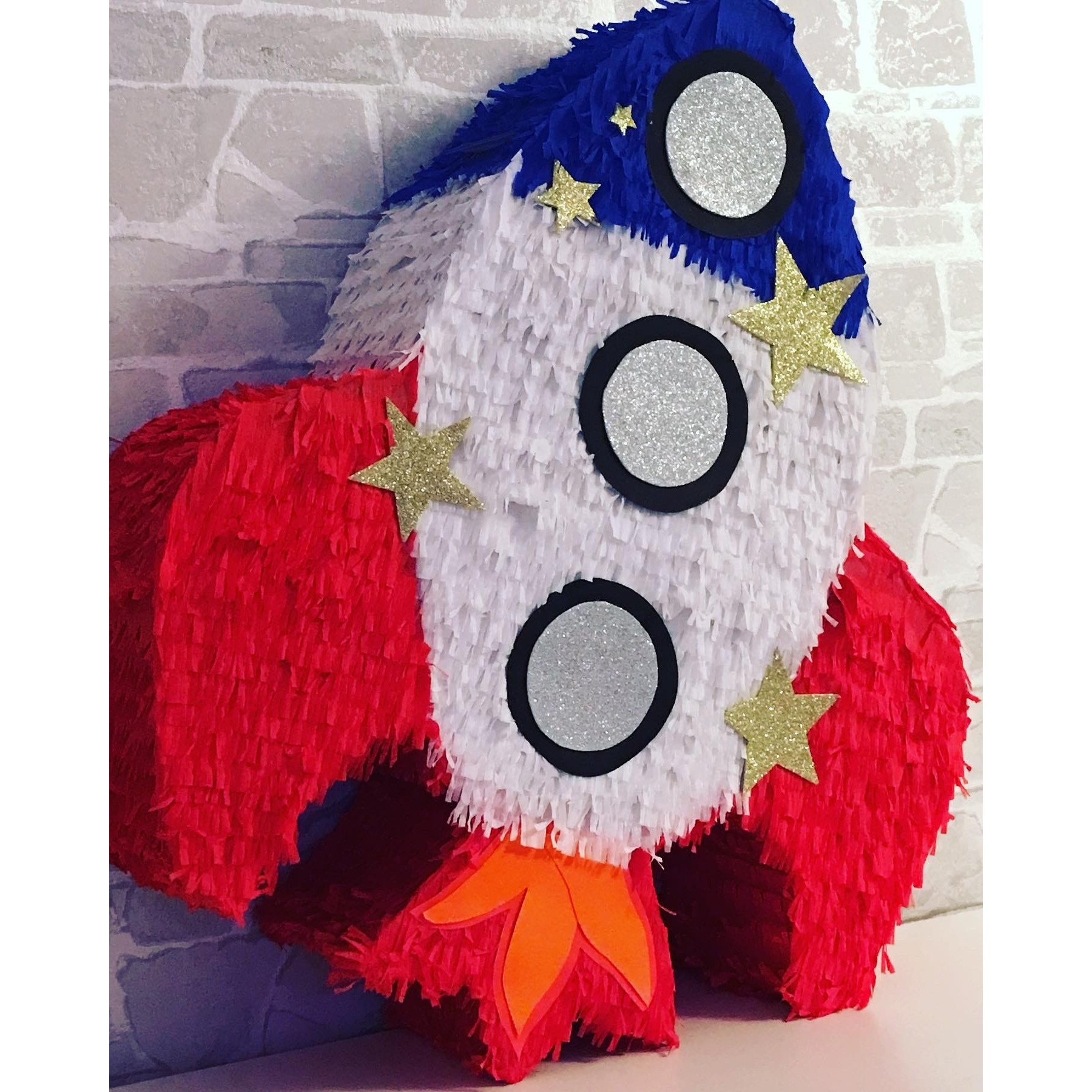 Pinata naveta spatiala 60 cm cu bata si confetti incluse - eMAG.ro