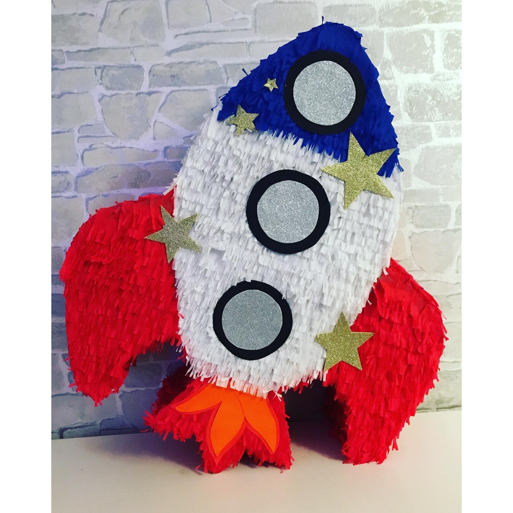 Pinata naveta spatiala 60 cm cu bata si confetti incluse - eMAG.ro