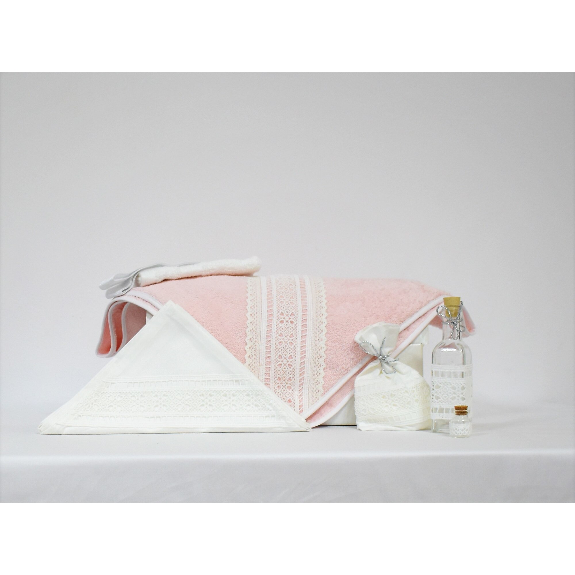 Set botez unicat 9 piese Dantela cu Inimii- Odorul Mamei- Trusou, cufar ...