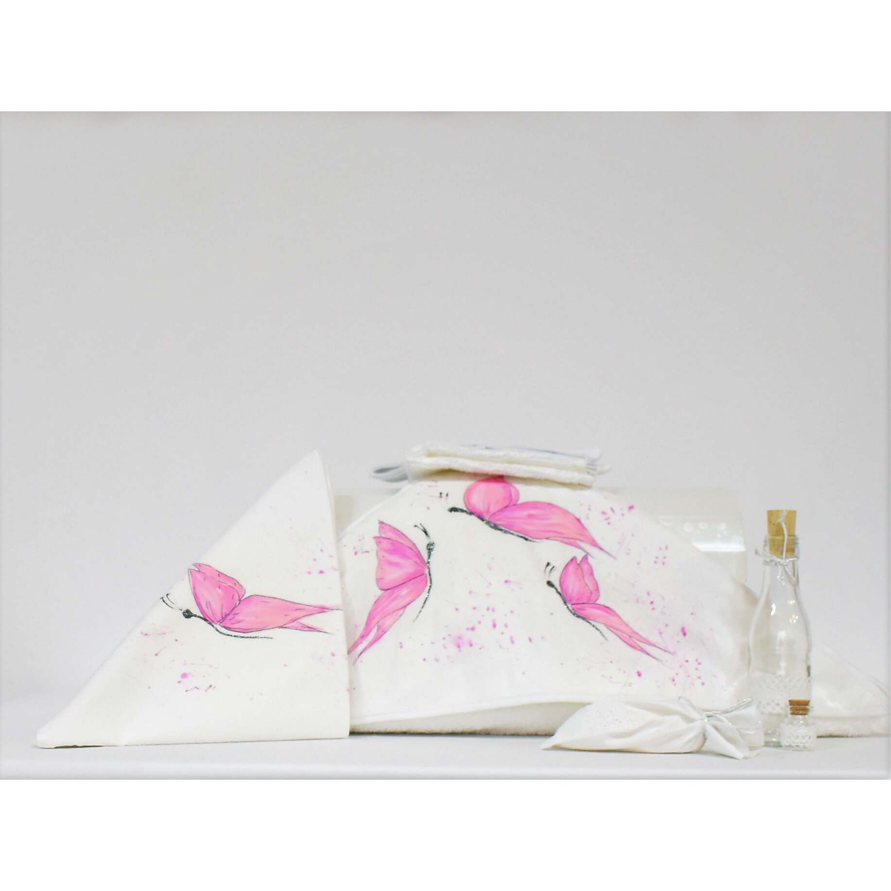 Set botez pictat alb 7 piese- Trusou biserica Fluturi roz- Odorul Mamei ...