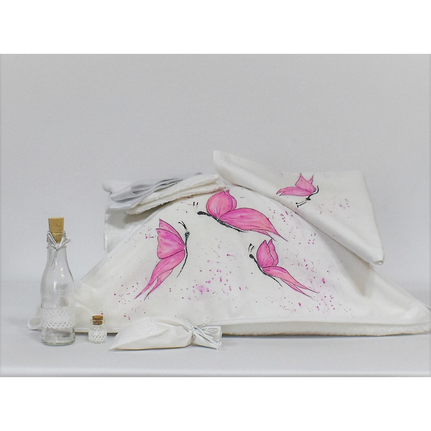 Set botez pictat alb 7 piese- Trusou biserica Fluturi roz- Odorul Mamei ...