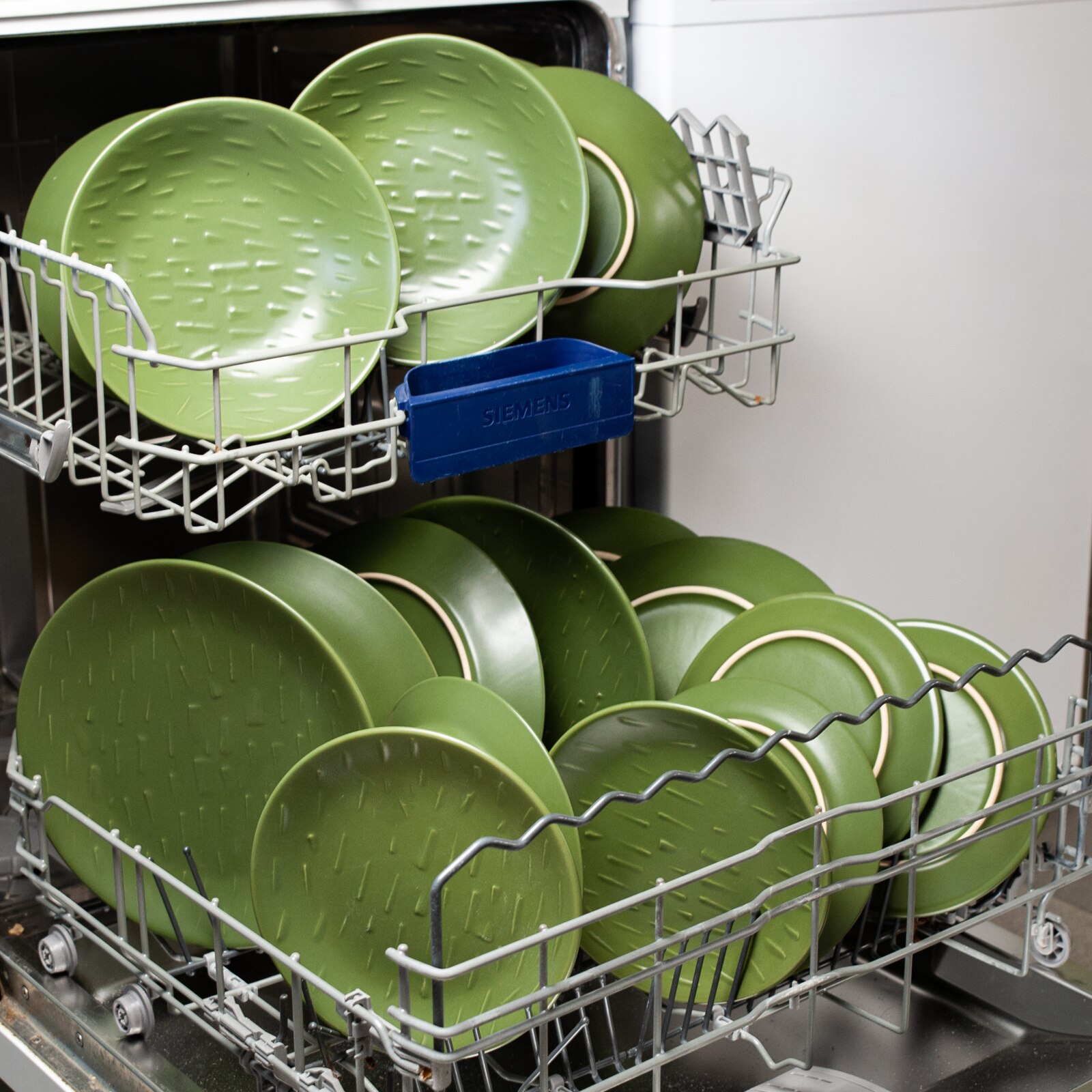 18 darabos, matt olíva bogyó-zöld, kicsi vonalú domborműformás Cesiro ...