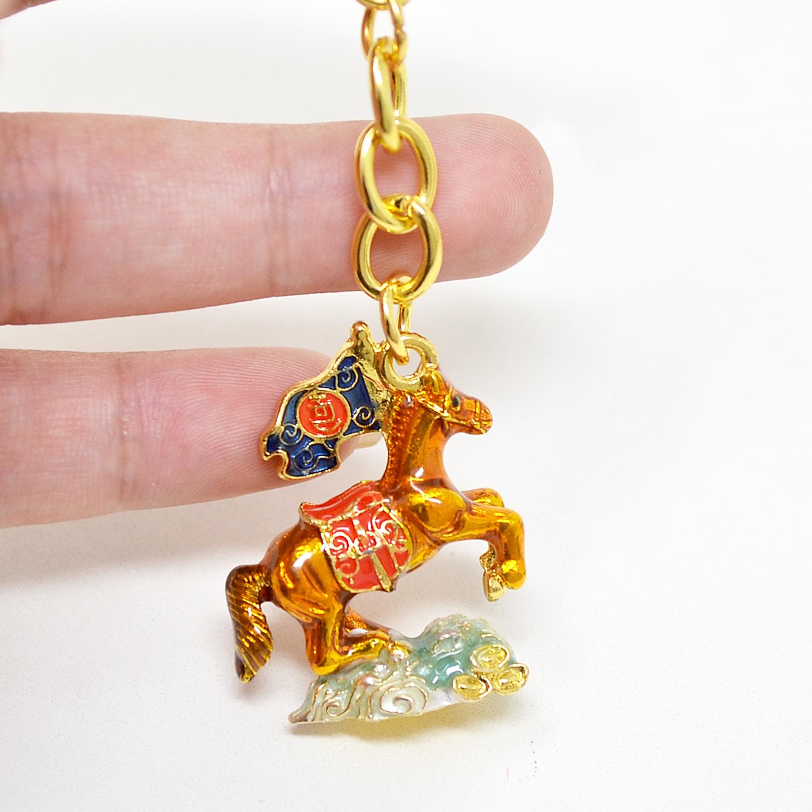 Amuleta cu Cal de vant rosu si Stegul Victoriei pentru succes 2022 ...