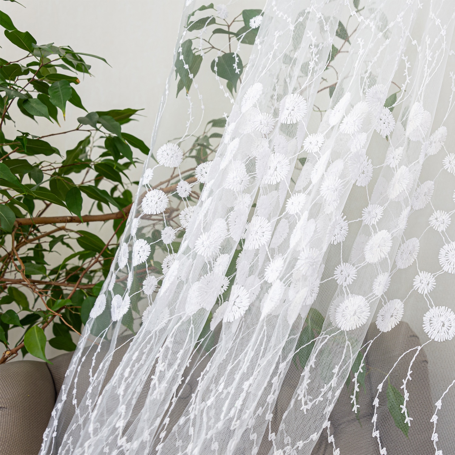 Perdea alba 400x245cm, brodata, nesifonabila Hiko cercuri Garden12, cu ...