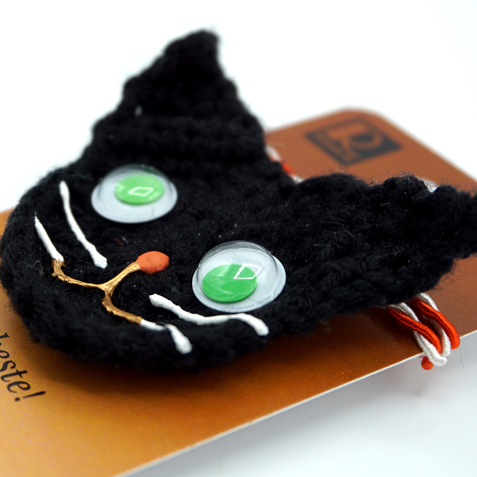 Martisor brosa handmade, crosetat, Regalo - Pisica neagra cu ochii ...