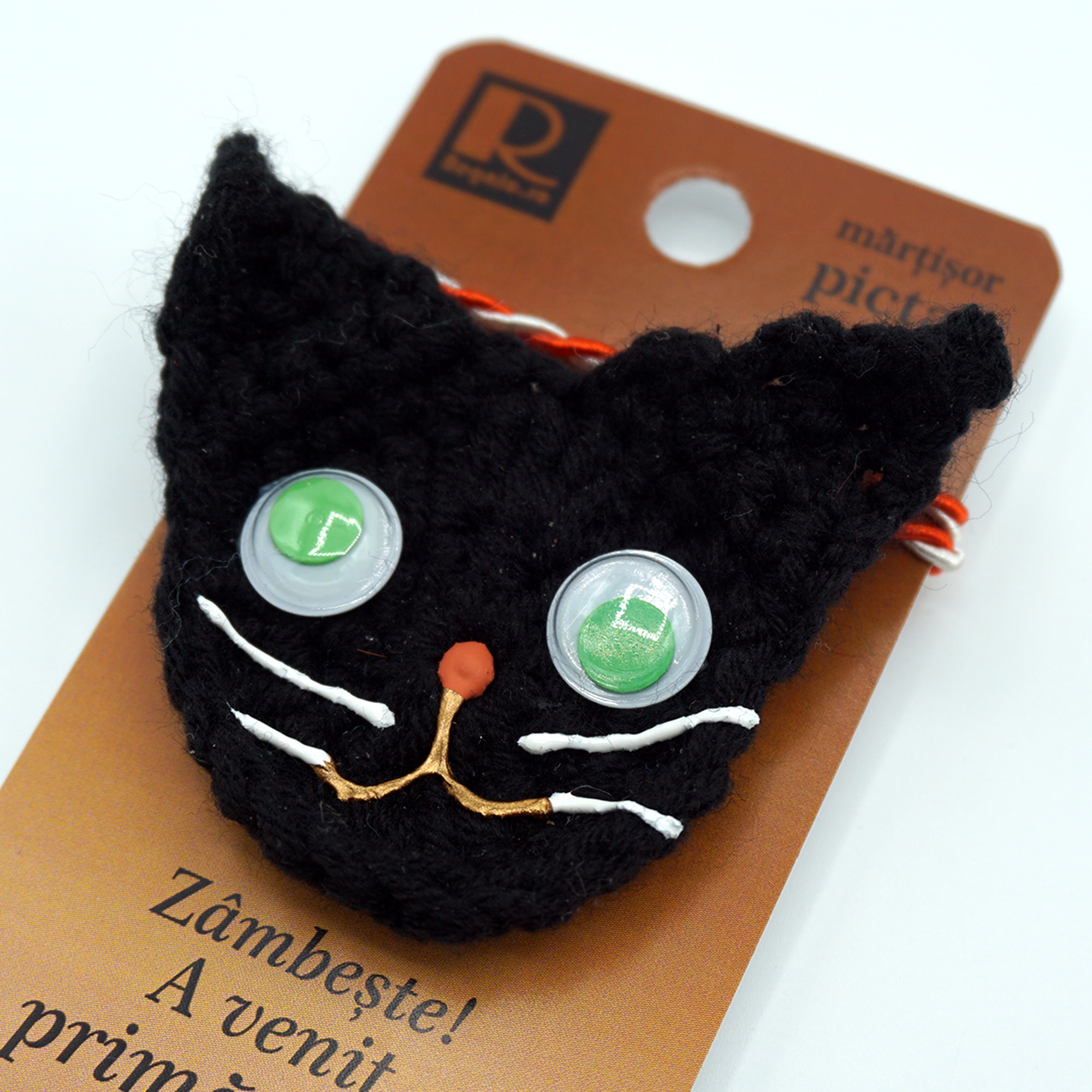 Martisor brosa handmade, crosetat, Regalo - Pisica neagra cu ochii ...