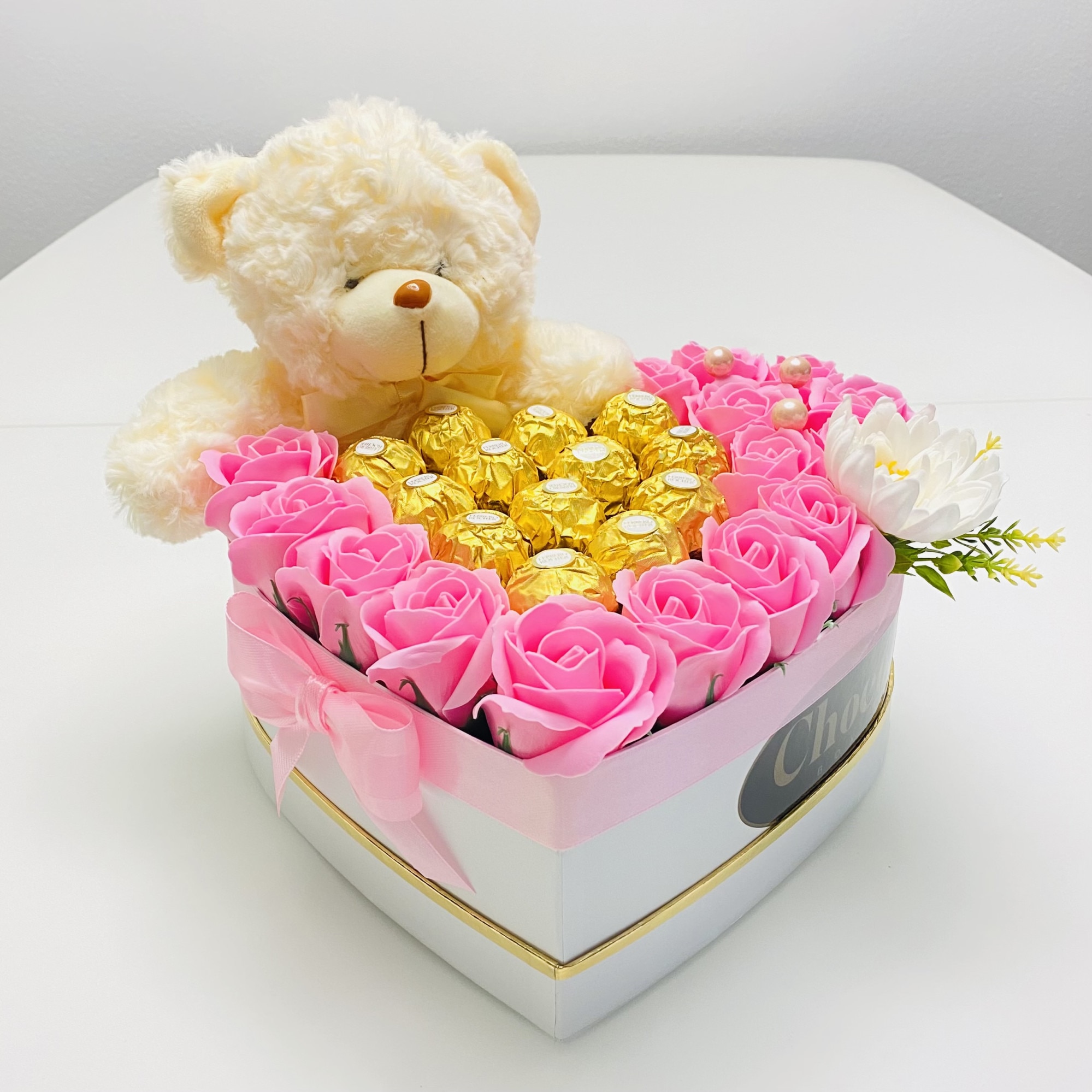 Chocobox díszdoboz, rózsák, Ferrero Rocher praliné, léggömb, üdvözlőlap ...