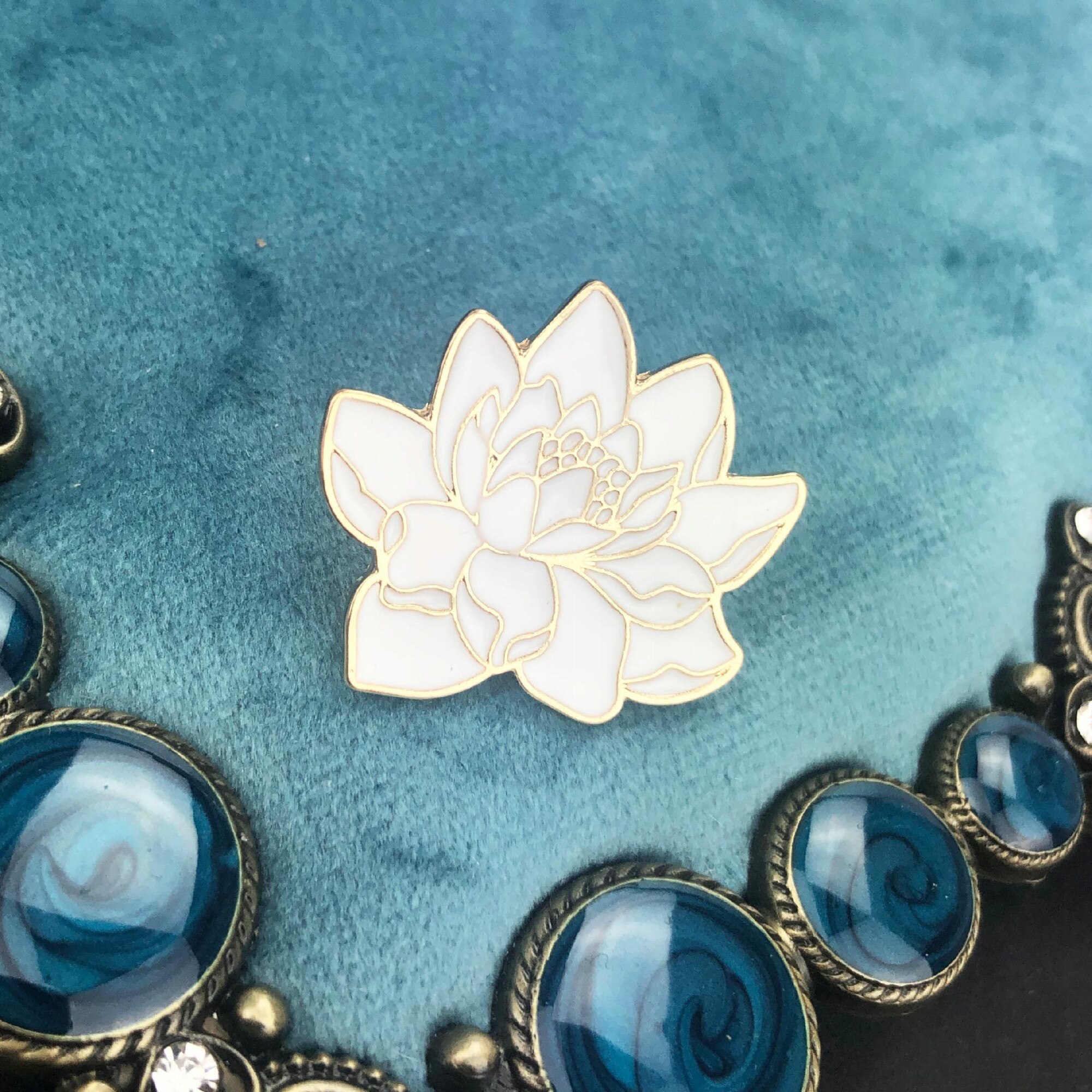 Pin brosa, PINETS, Floare de lotus, Auriu, 3.0 cm x 2.5 cm - eMAG.ro