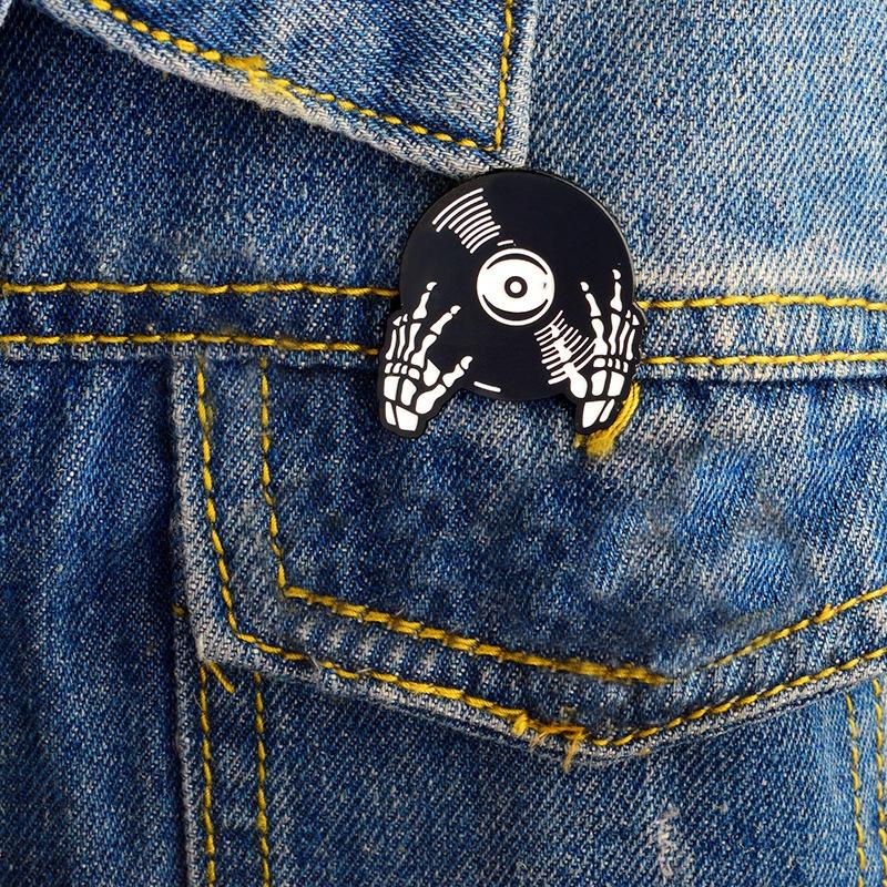 Pin brosa, PINETS, Vinil, Negru, 2.8 cm x 3.4 cm - eMAG.ro