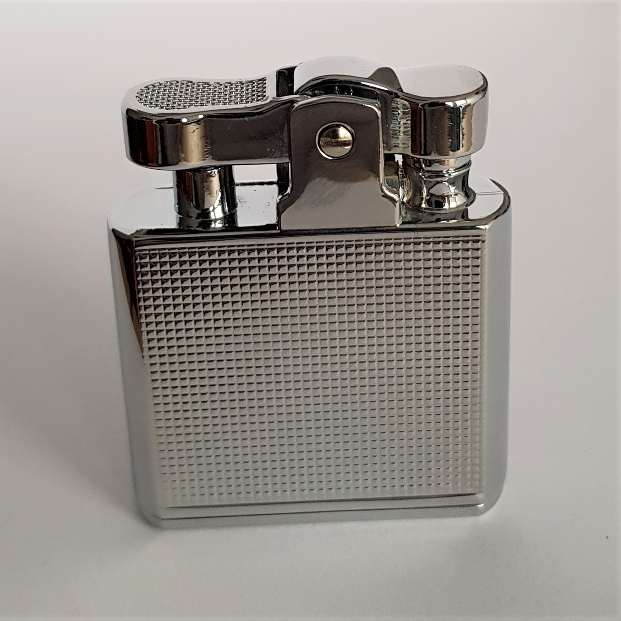 Bricheta pe benzina, stil retro, culoare crom - eMAG.ro