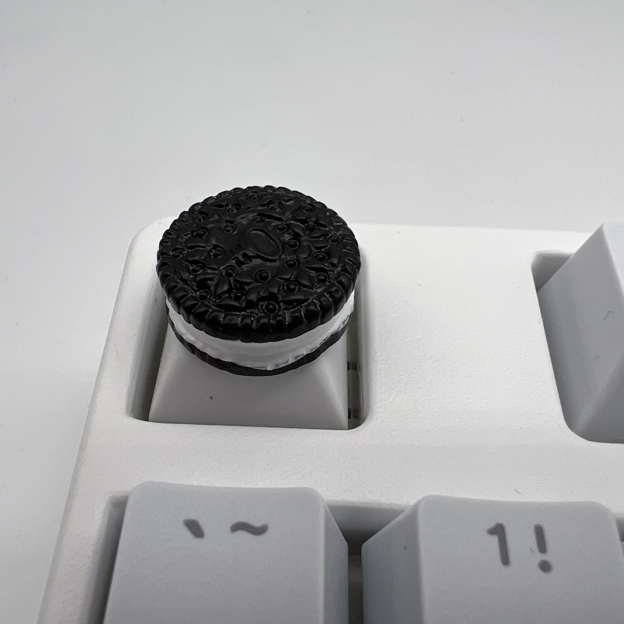 Tasta artizanala Black Cookie, Keycap, Comutator incrucisat, Alb/Negru ...