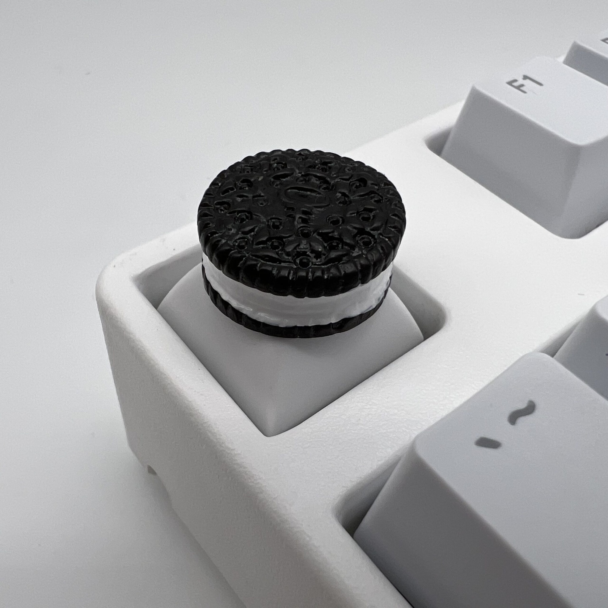 Tasta artizanala Black Cookie, Keycap, Comutator incrucisat, Alb/Negru ...