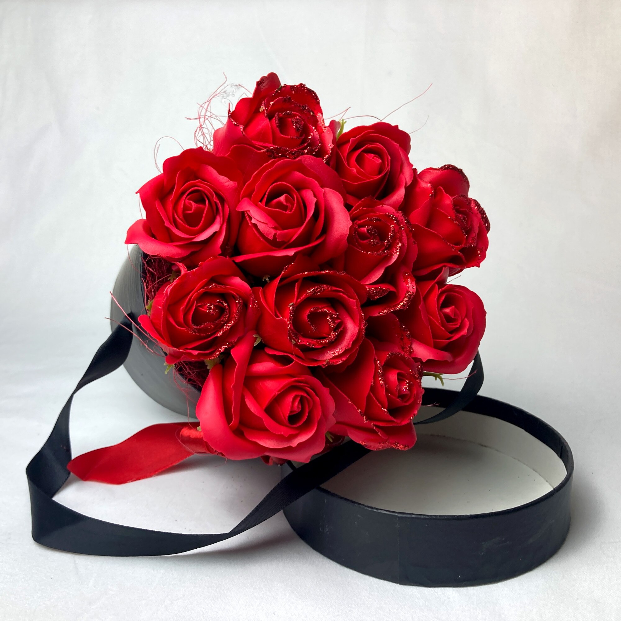 Aranjament Floral, 11 trandafiri rosii din sapun in cutie neagra rotunda - eMAG.ro