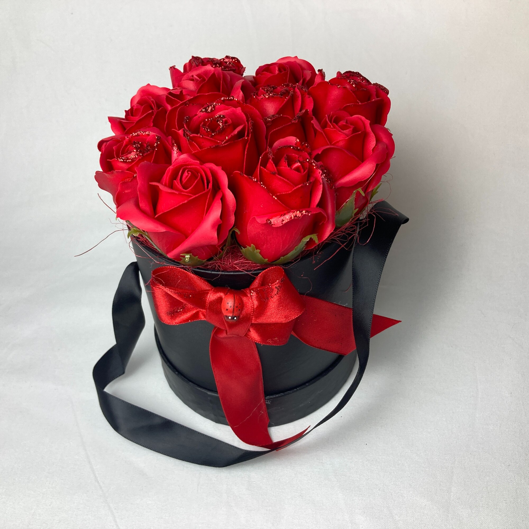 Aranjament Floral, 11 trandafiri rosii din sapun in cutie neagra rotunda - eMAG.ro