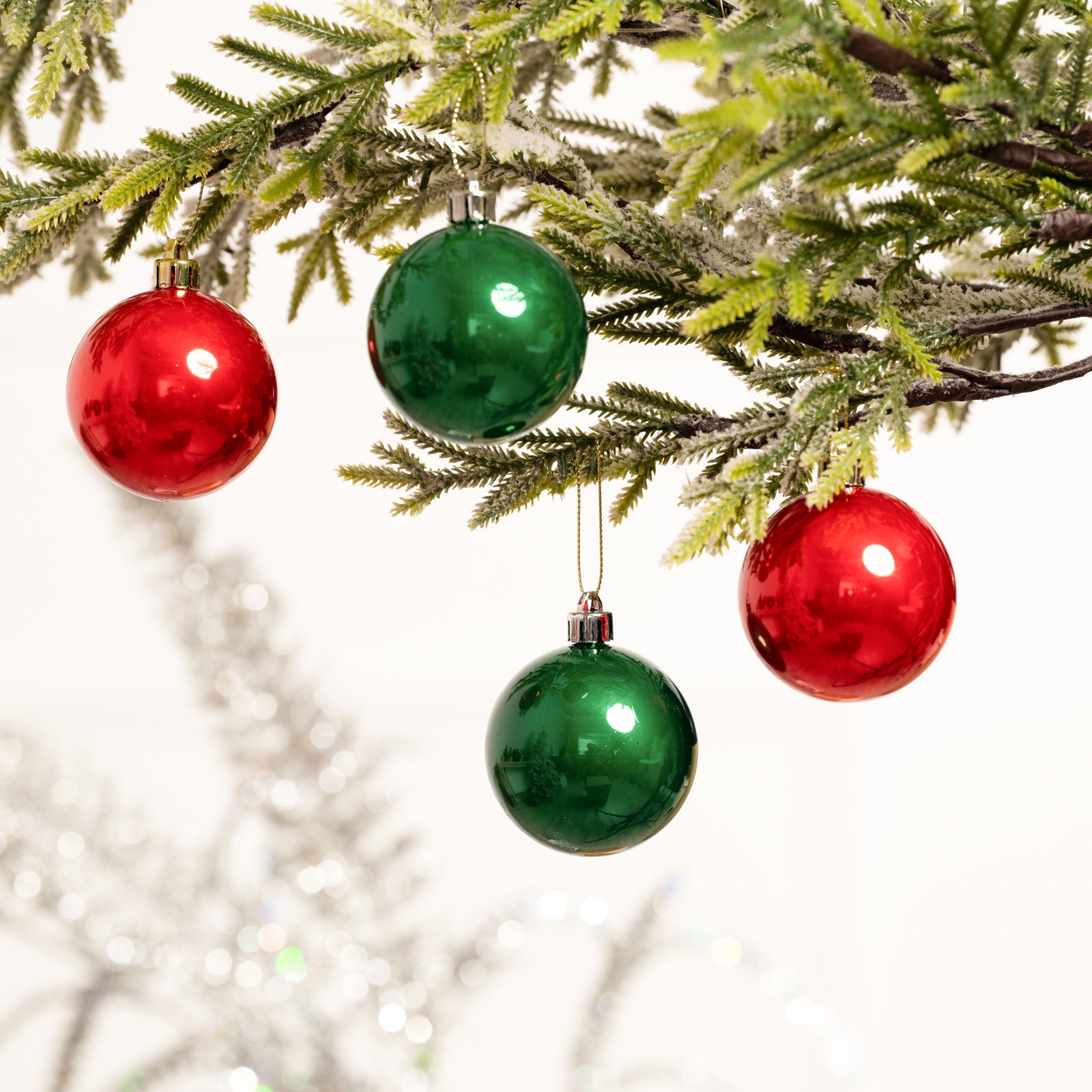 Комплект 24 коледни топки Kring, 6 см, Пластмаса, Червен/Зелен - eMAG.bg