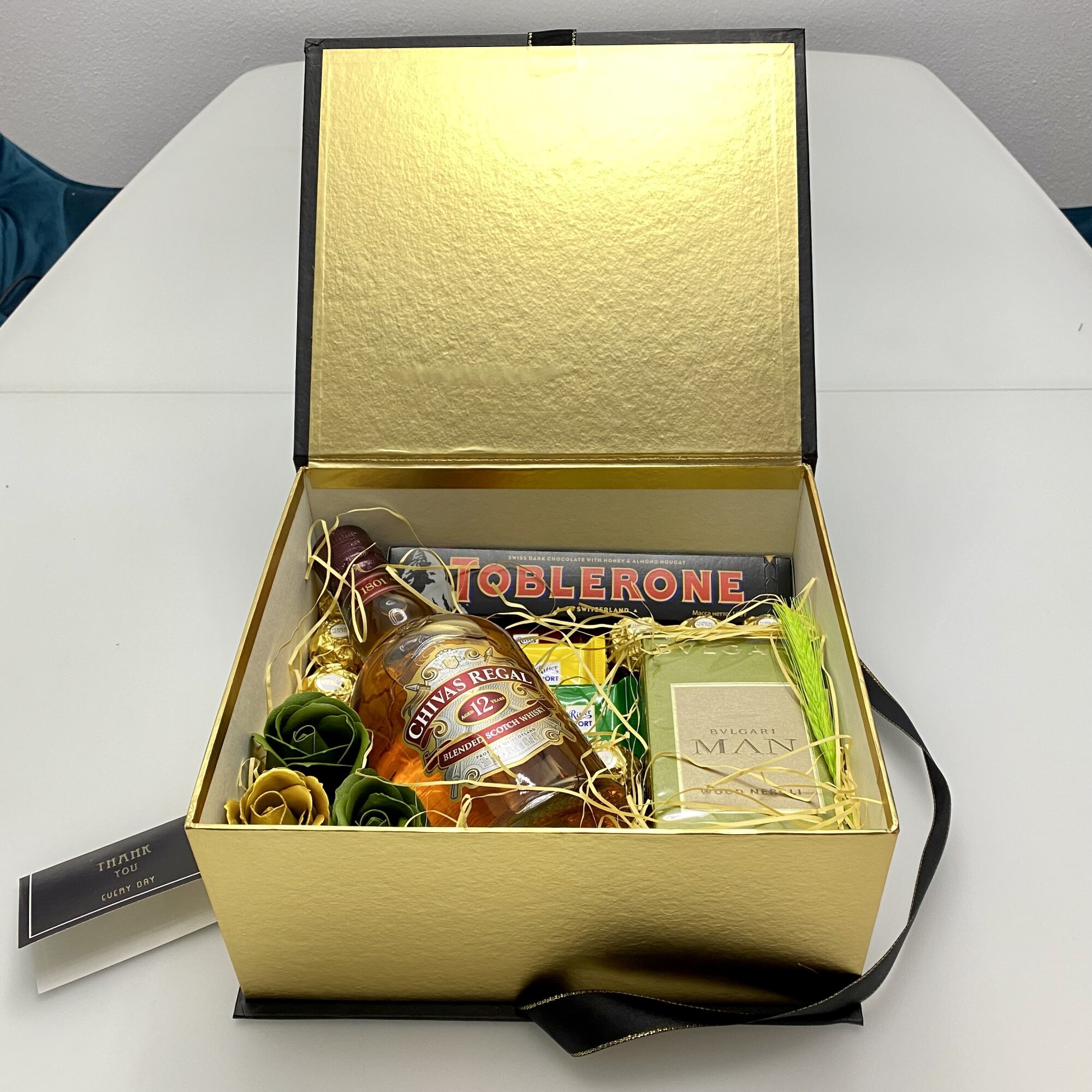 Cutie Cadou Chocobox, pentru Barbati, Chivas Regal, Apa de Parfum ...