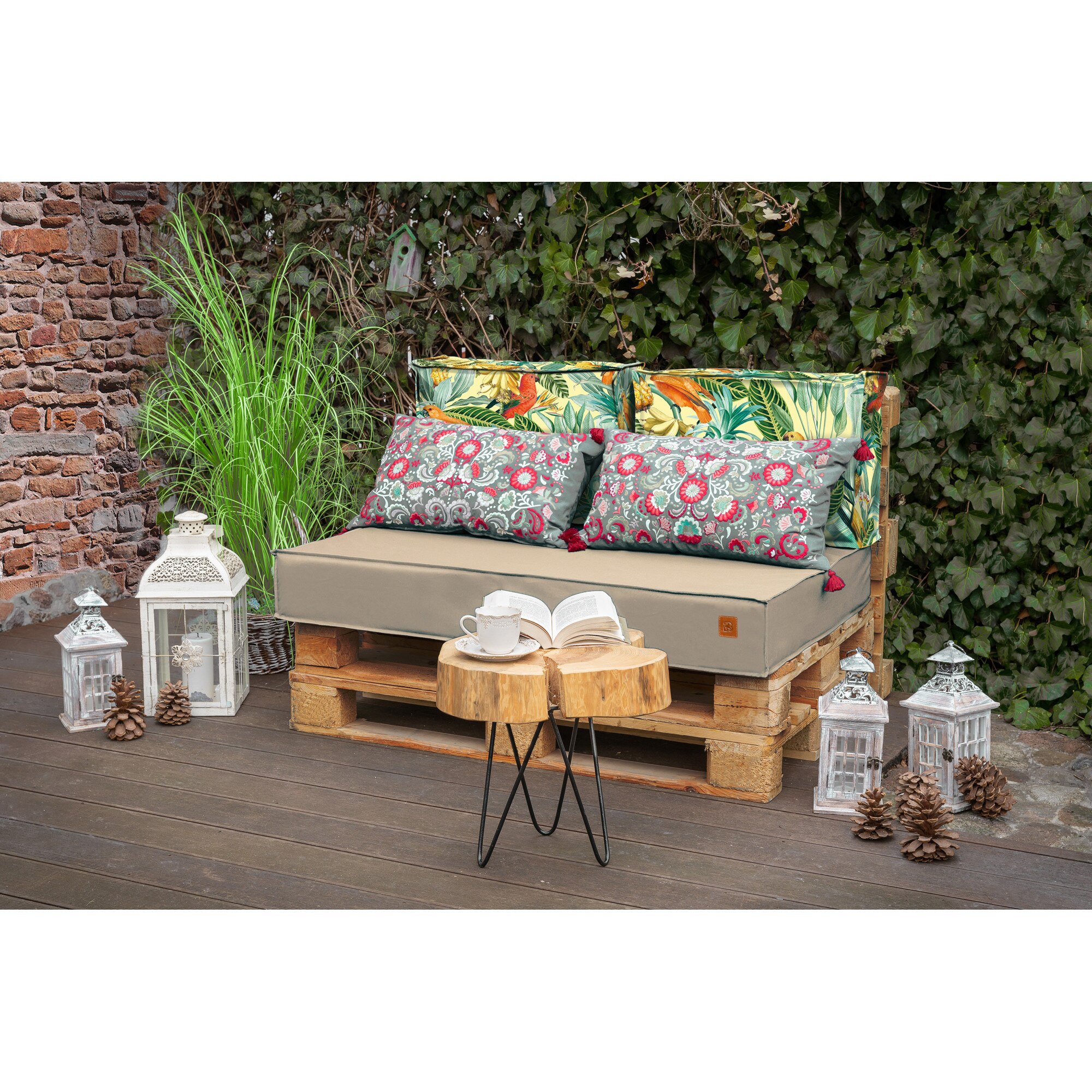 Set perne decoarative pentru paleti, bej cu frunze colorate si papagali ...