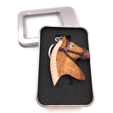 Breloc cal Onwomania, Realizat manual, Lemn, Maro - eMAG.ro