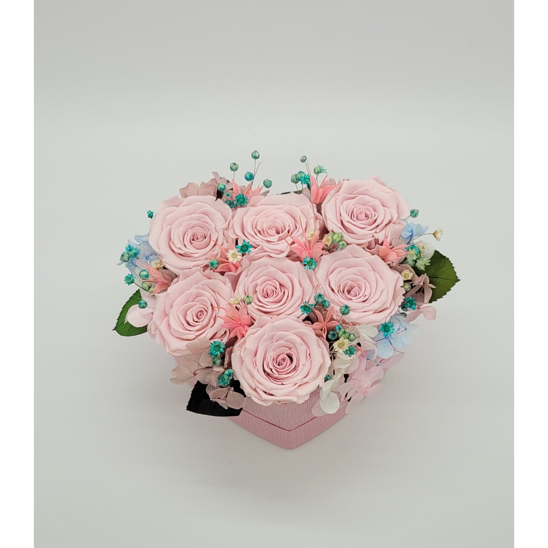 Cutie inima roz cu 7 trandafiri criogenati, 18 cm - eMAG.ro