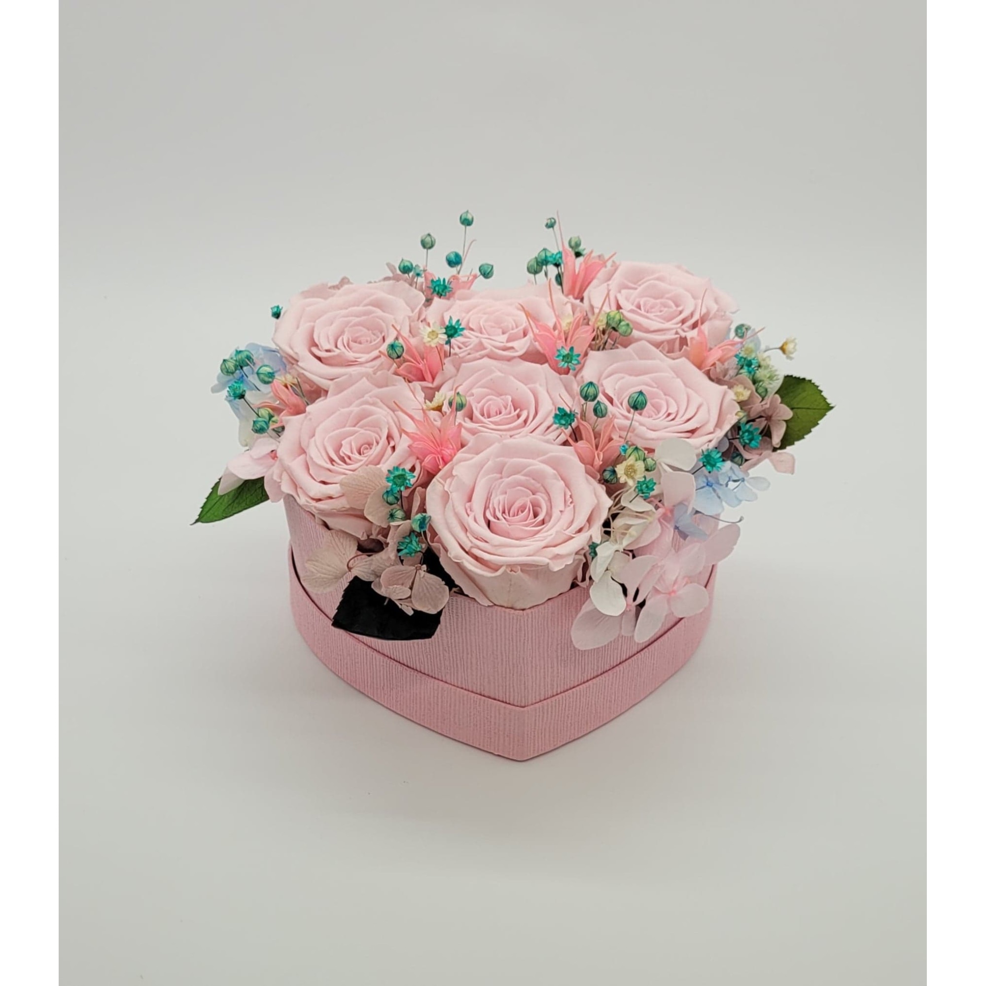 Cutie inima roz cu 7 trandafiri criogenati, 18 cm - eMAG.ro