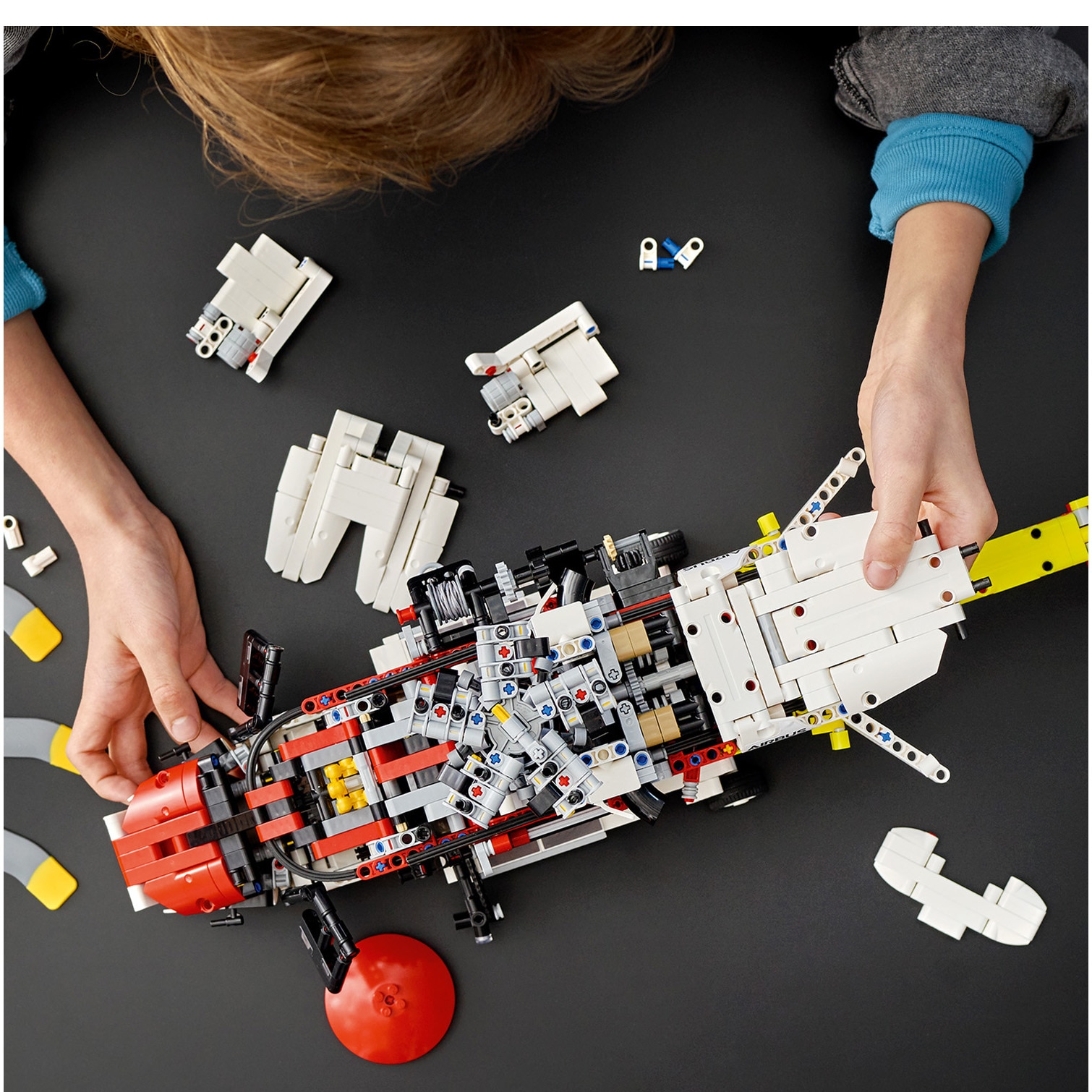 LEGO® Technic - Elicopter de salvare Airbus H175 42145, 2001 piese ...