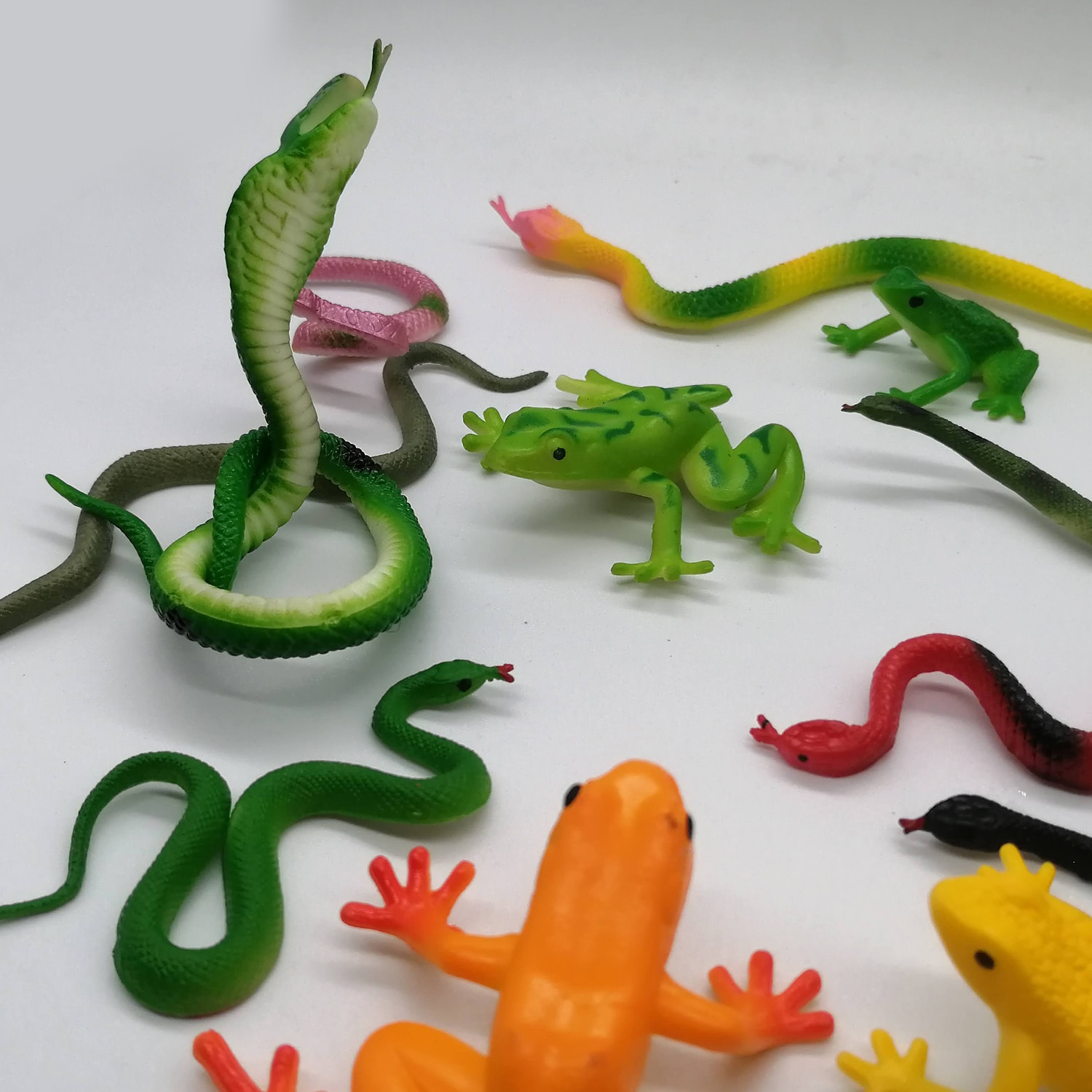 Set 14 figurine animale de apa, serpi, broaste si reptile, 4-15 cm ...