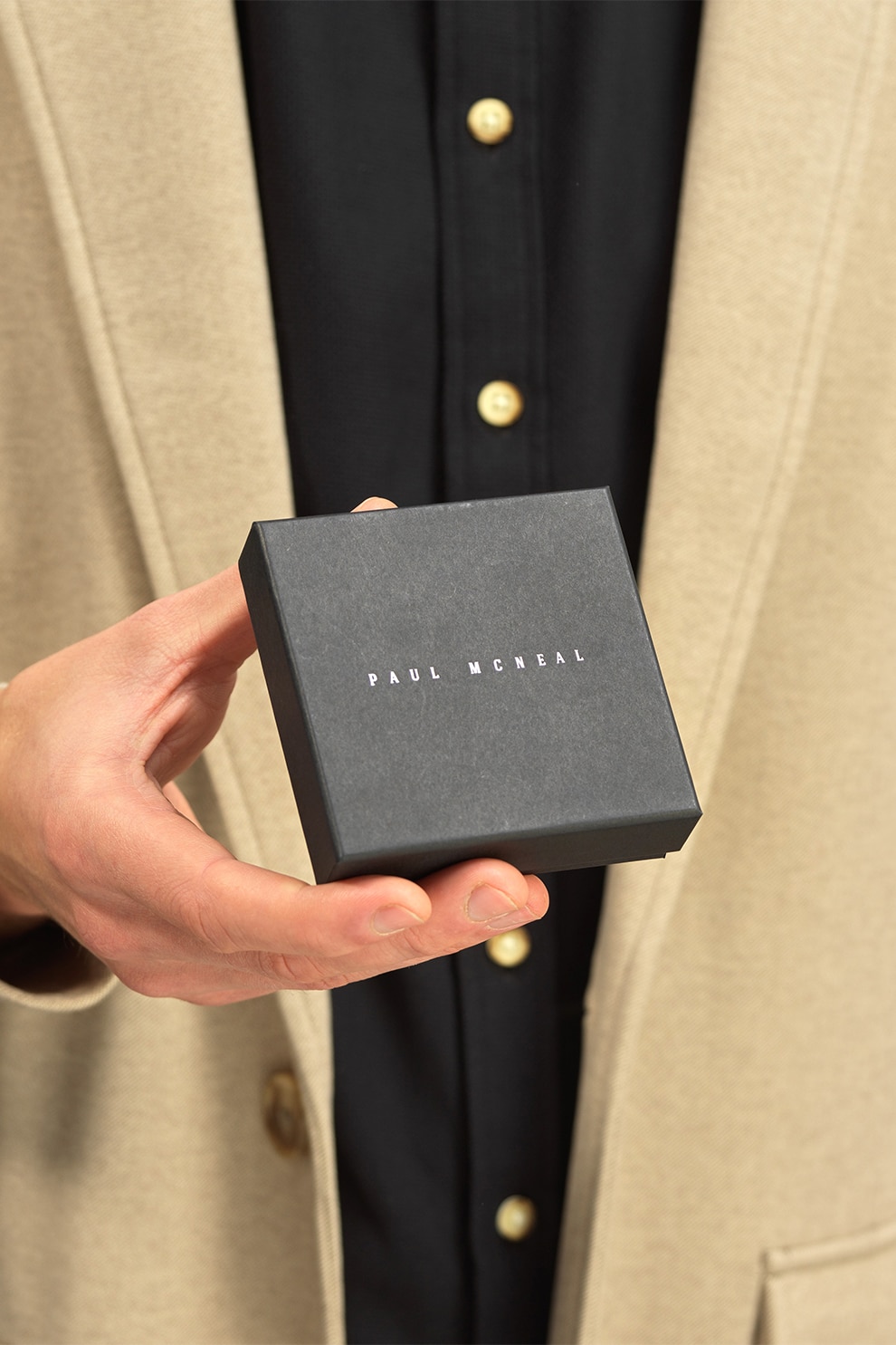 Paul McNeal, Кожена гривна с лого от неръждаема стомана, Тъмнокафяв ...