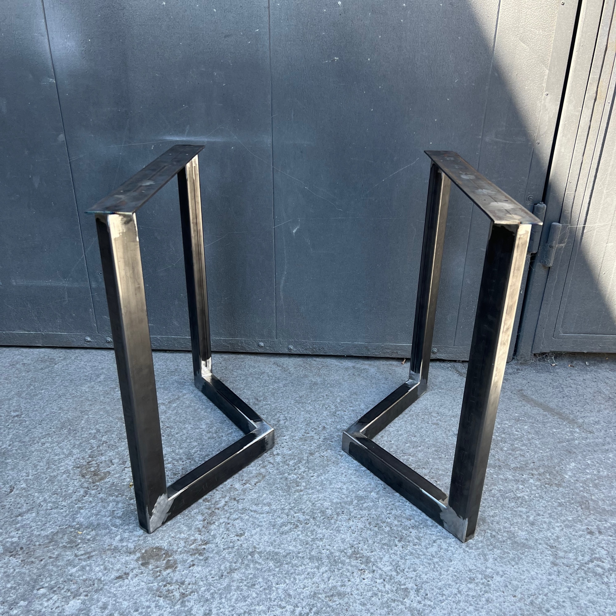 Комплект от 2 метални крака за маса Nina електростатично боядисани 71 х 70 см профил 8 х 4 см