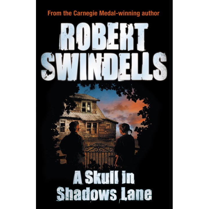 A Skull in Shadows Lane de Robert Swindells - eMAG.ro