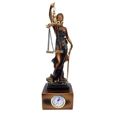 Statueta din rasina reprezentand zeita Justitiei cu ceas de plastic la ...