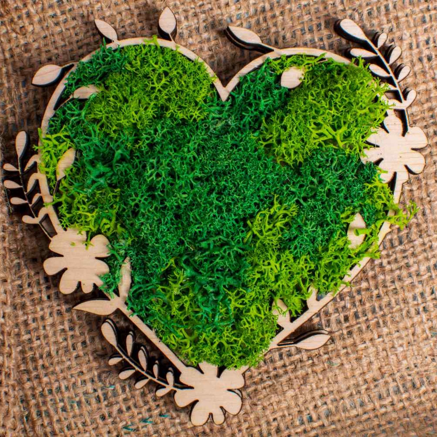 Decor Inima cu Flori HH1543 din lemn cu Licheni 10x9 cm - eMAG.ro