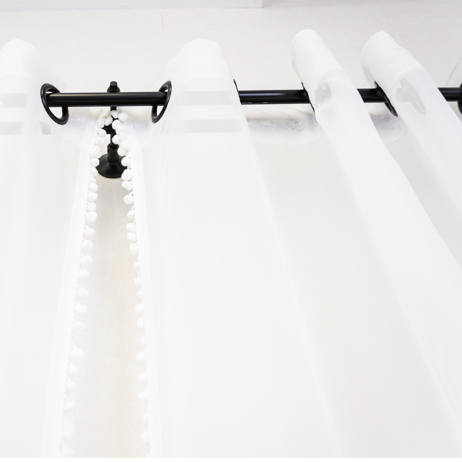 Set 2 perdele din voal alb, Hiko Ana 2x300x245cm, cu pom pom alb ...