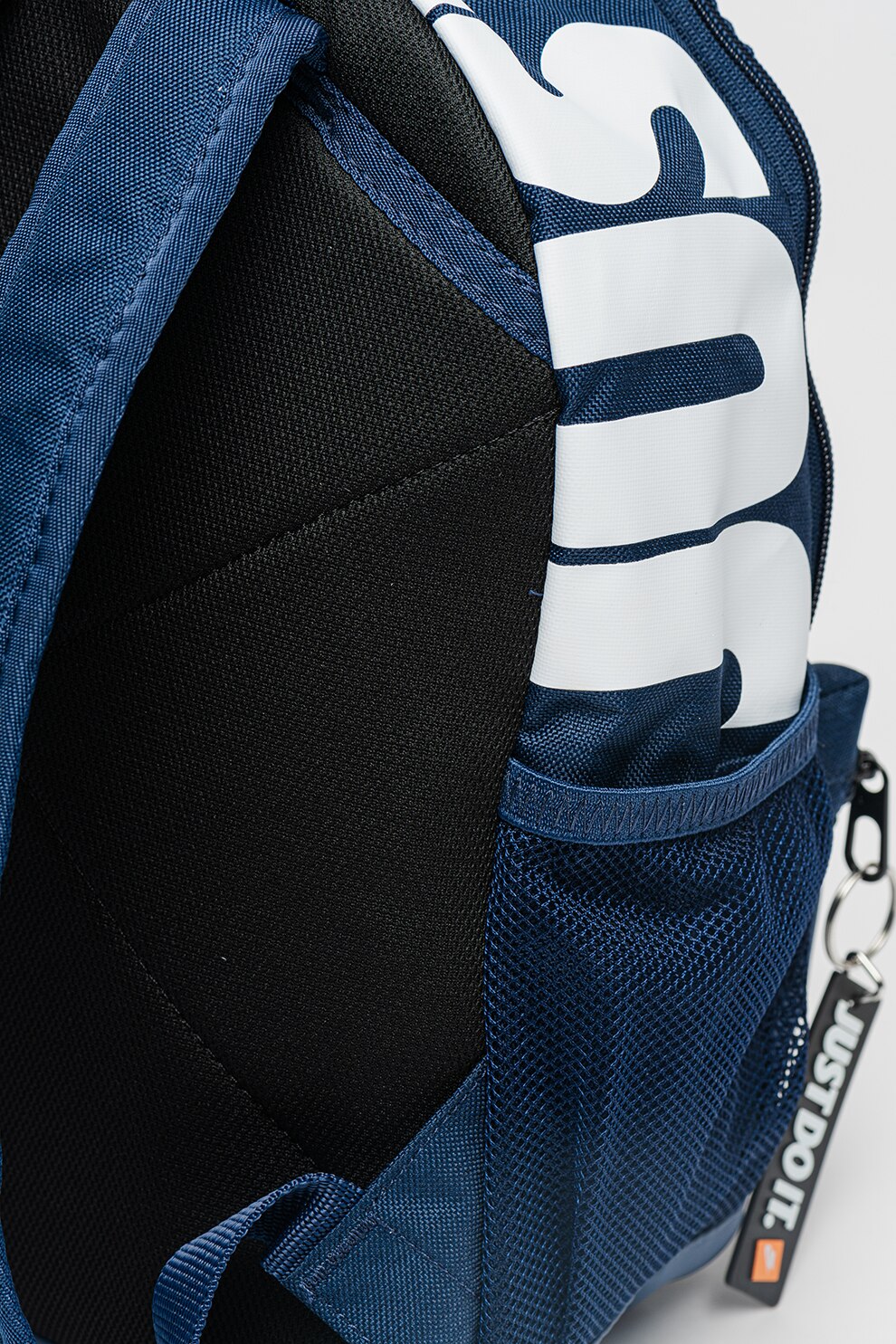 Nike, Раница Brasilia с лого - 11 л, Бял, Тъмносин - eMAG.bg