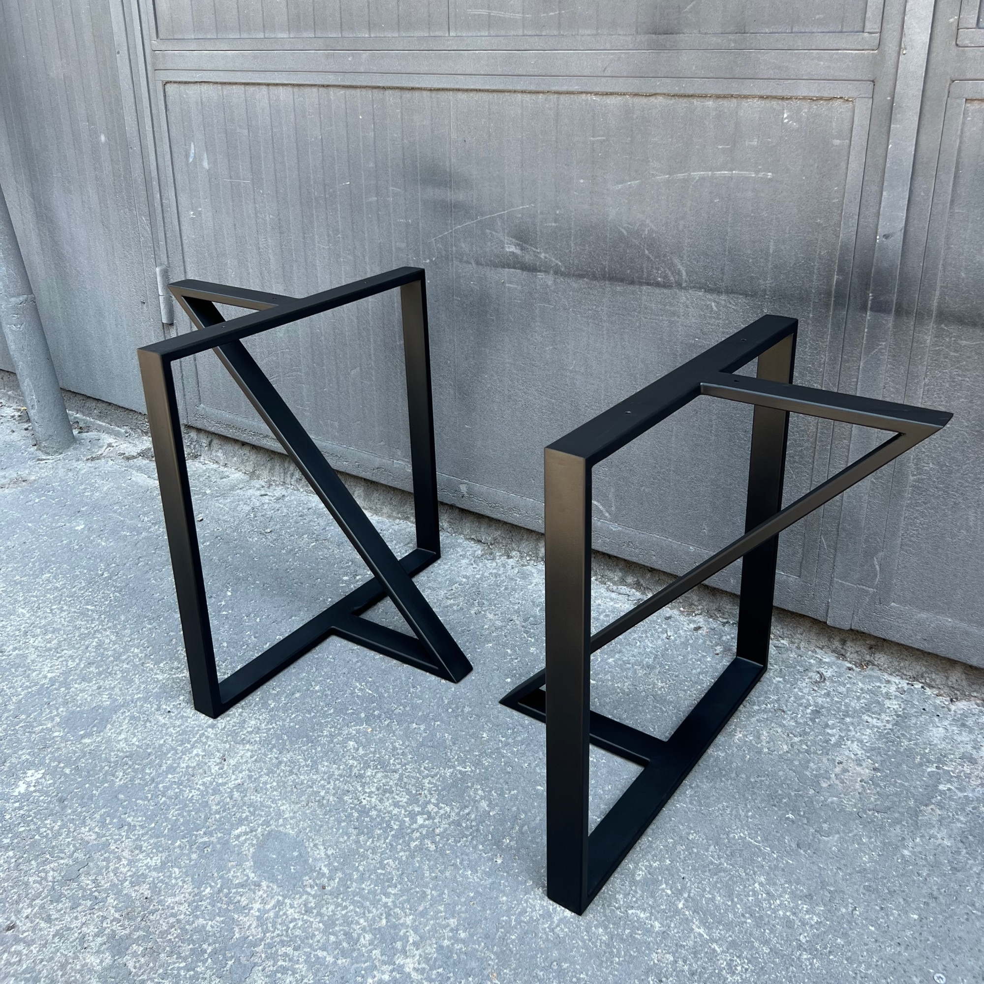 Комплект от 2 метални крака за маса Zushi електростатично боядисани 72 х 70 см профил 6 х 2