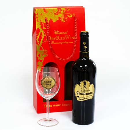 Set vin in cutie rosie, Poem Design, Un adevarat gentleman, 0,7 L - eMAG.ro
