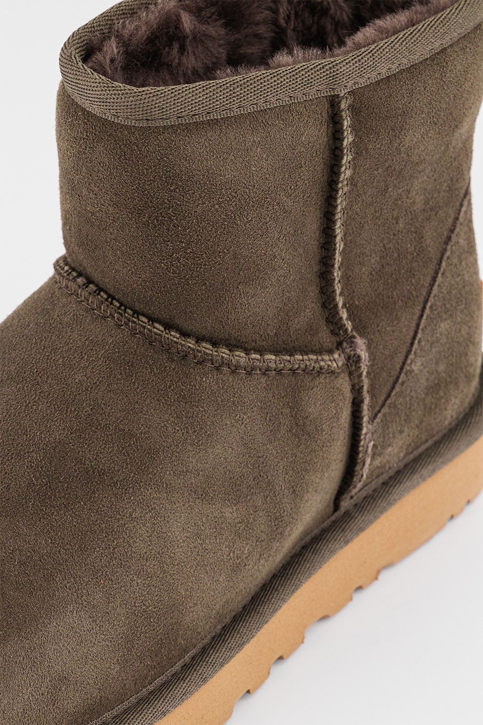 UGG, Cizme low cut de piele intoarsa, fara inchidere Classic Mini II ...