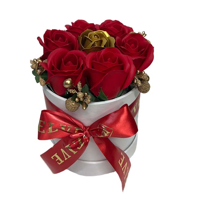 Aranjament floral cu sapte trandafiri din sapun si Stamine gold, in cutie rotunda alba - eMAG.ro