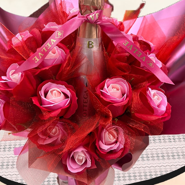 Buchet Rose cu trandafiri de sapun in degrade si spumant Bottega Rose ...