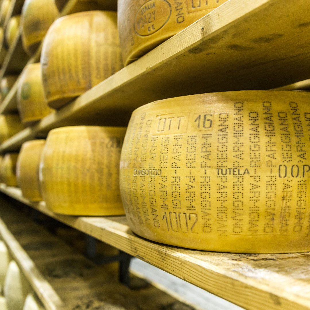 Parmigiano Reggiano Red Cow Parmezán sajt, 40 hónap érlelésű, 500 g ...