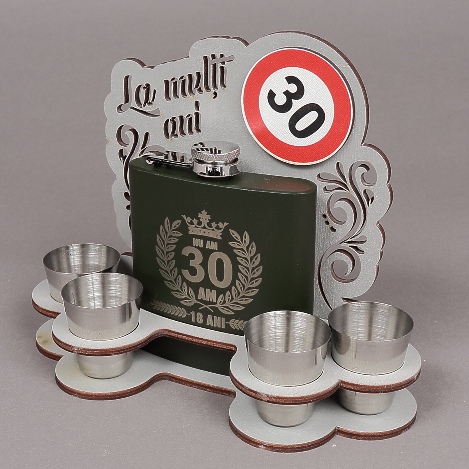Set plosca cu 4 pahare din inox, 30 de ani, 16.5x20 cm - eMAG.ro