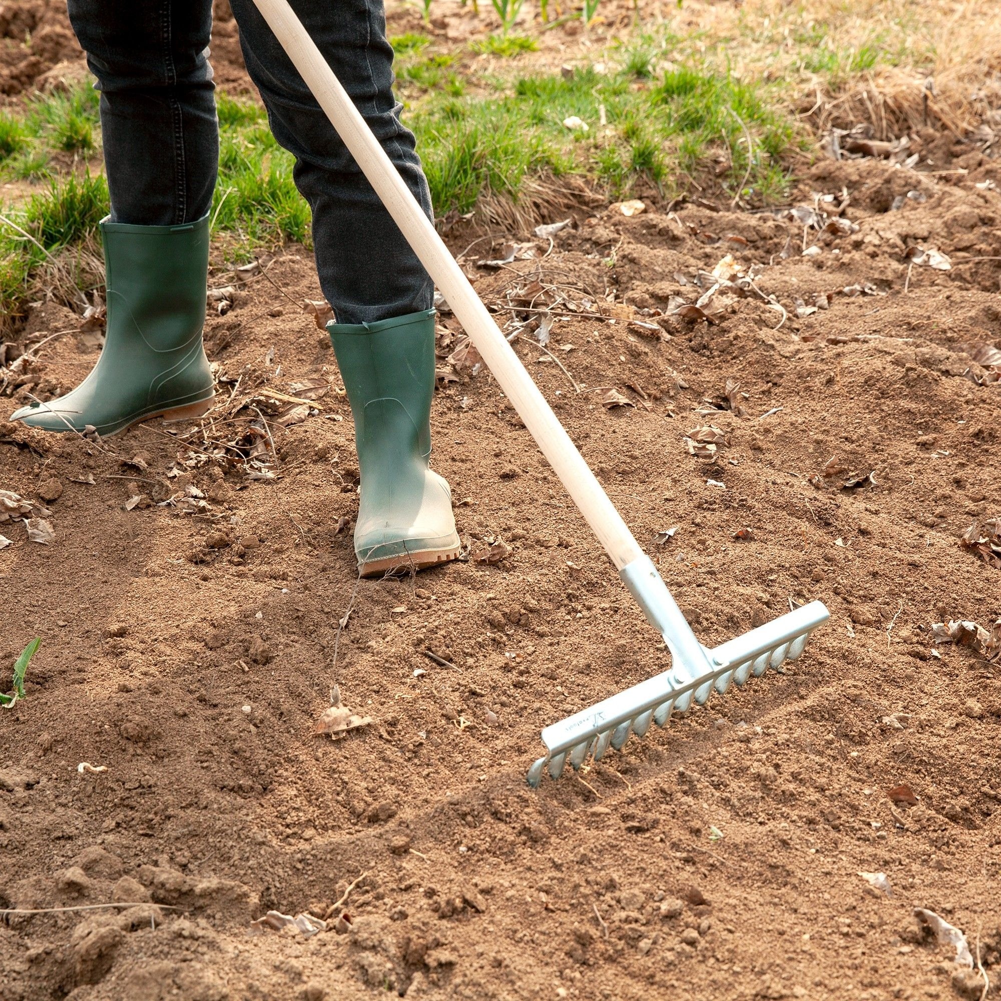 Grebla pentru pietris, cu 14 dinti, din otel carbon, coada lemn, latime ...