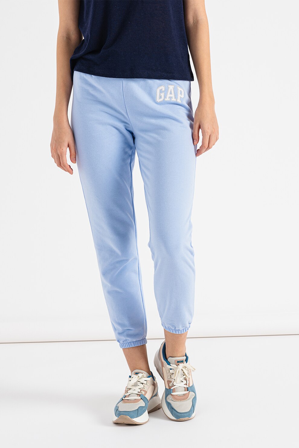 GAP, Спортен панталон с бродирано лого, Бял, Пастелносин, M-REG - eMAG.bg