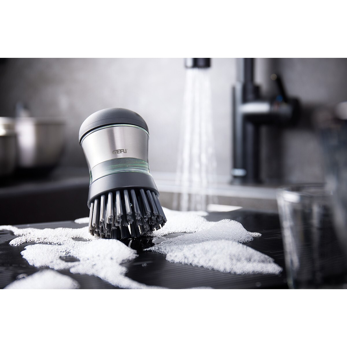 Perie vase cu recipient detergent integrat Swift Gefu, plastic, inox ...