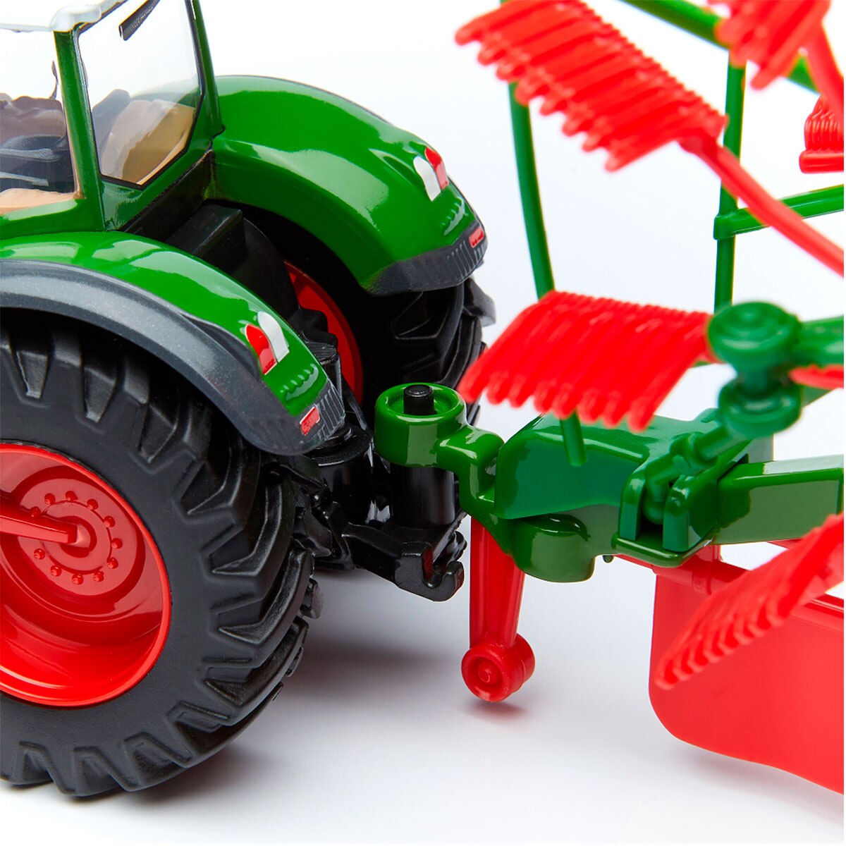 Macheta auto Bburago, tractor Fendt 1050 Vario cu greble rotative 1:32 ...